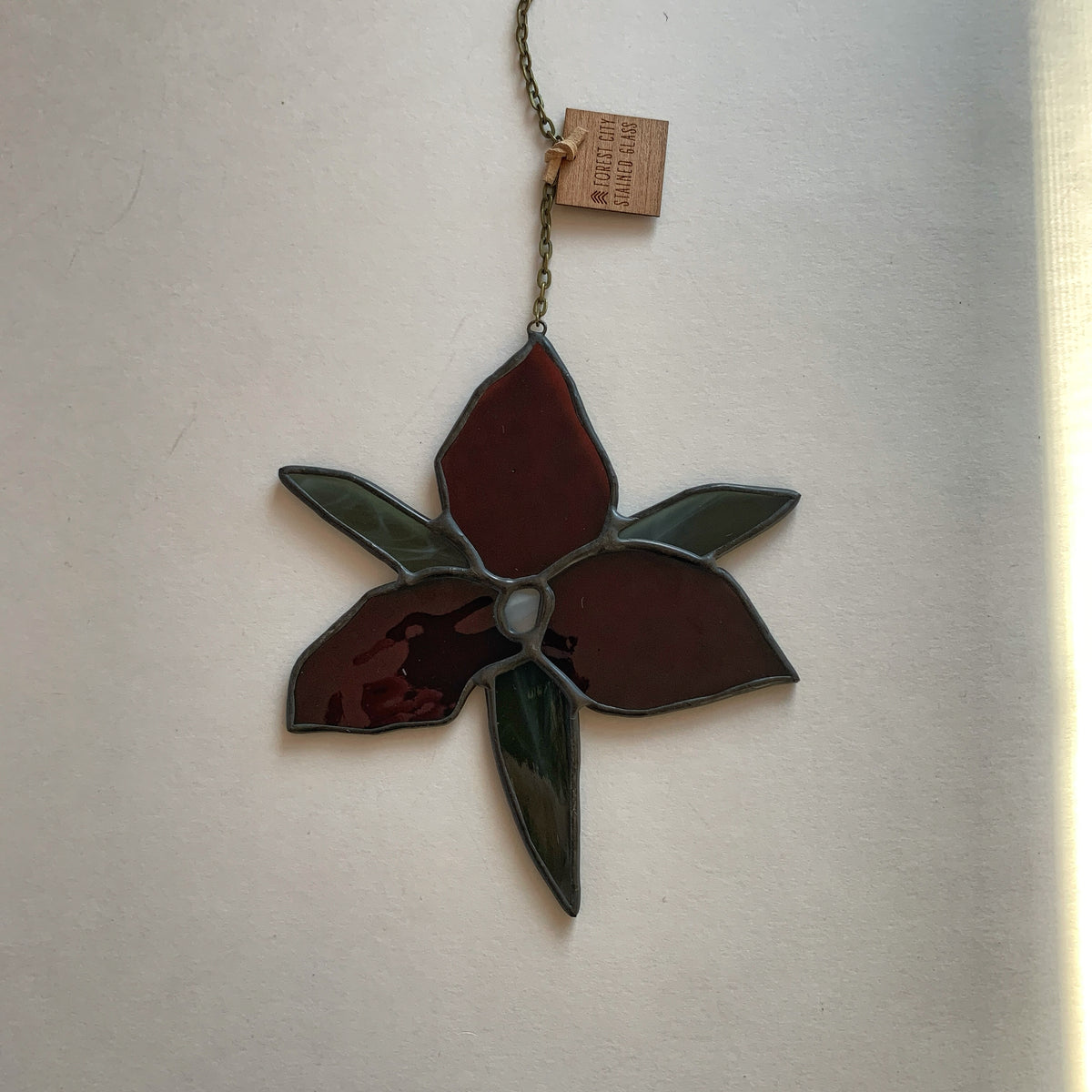Trillium • Textured Crimson/White – Forest City Stained Glass